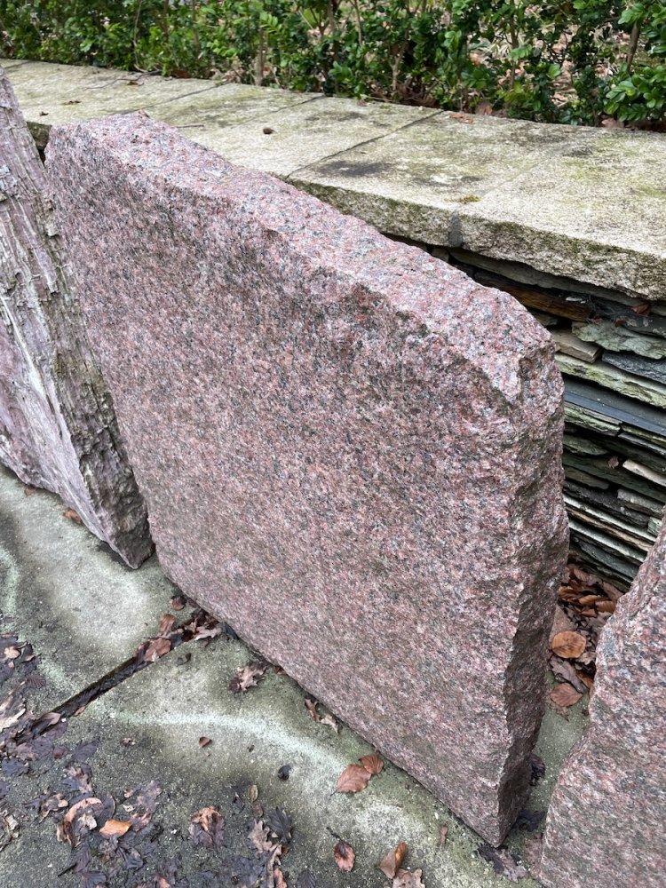 Gedenksteen rood graniet - Norvold Memorials